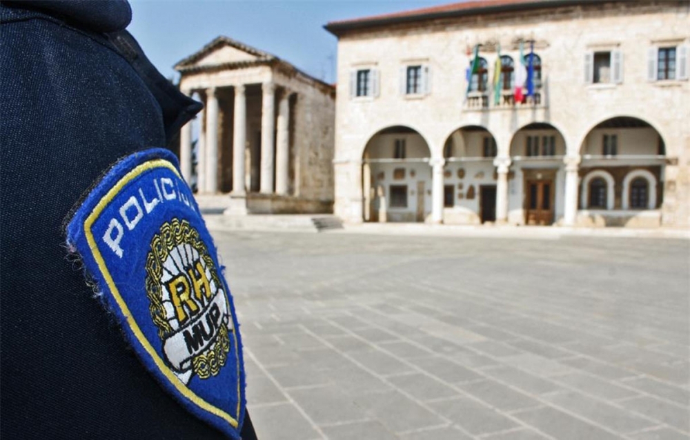 Pula: Otkriven počinitelj koji je na gradsku palaču bacio Molotovljev koktel